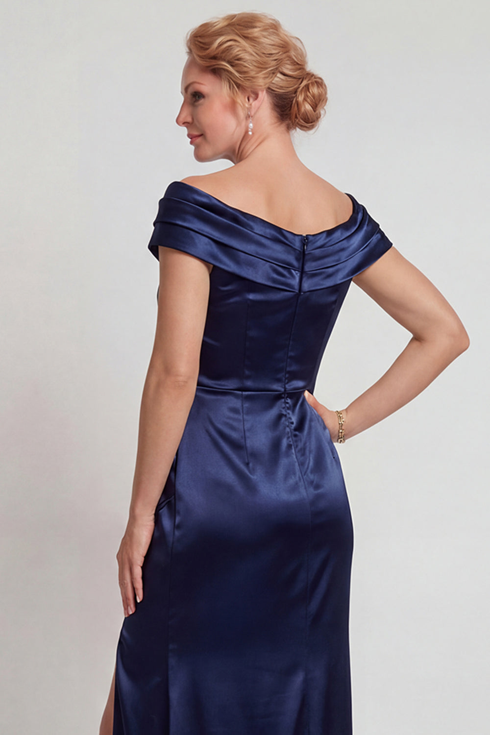 Zapaka Women Navy Satin Off the Shoulder Sheath Mother of the Bride ...