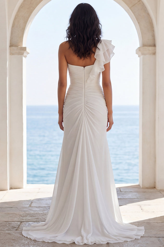 Zapaka Women Ivory Sweep Train Ruffled Beach Wedding Dress with Slit ...